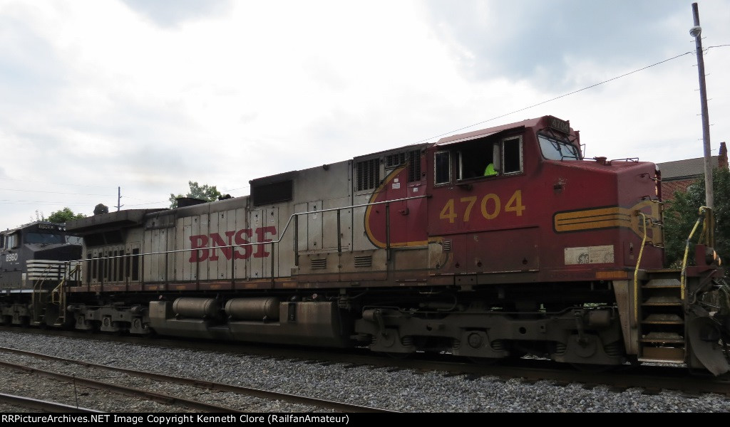 NS train #40A with BNSF 4704 (War Bonnet) (pic 3)